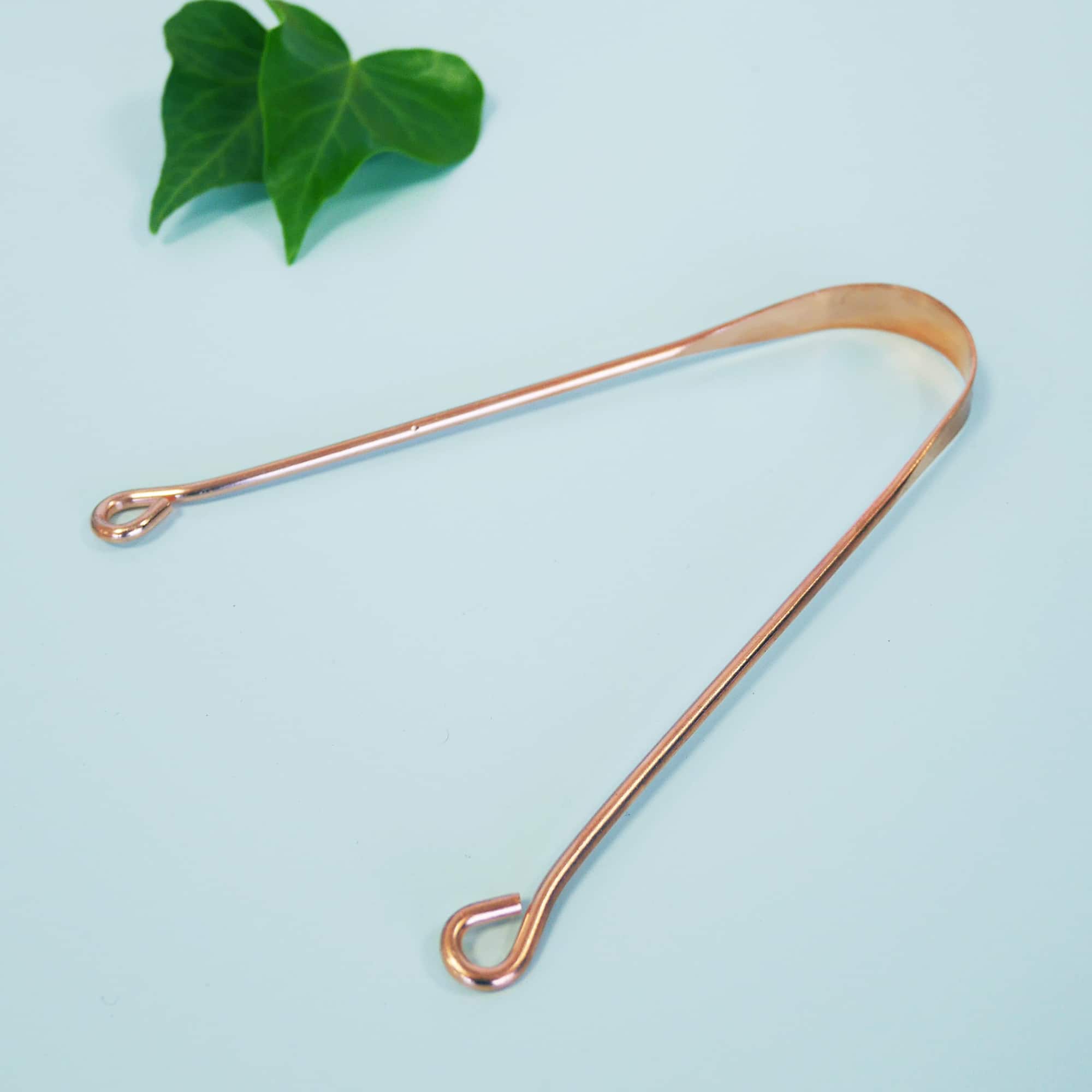 Le Gratte-langue en cuivre : Un outil utilisé en médecine ayurvédique